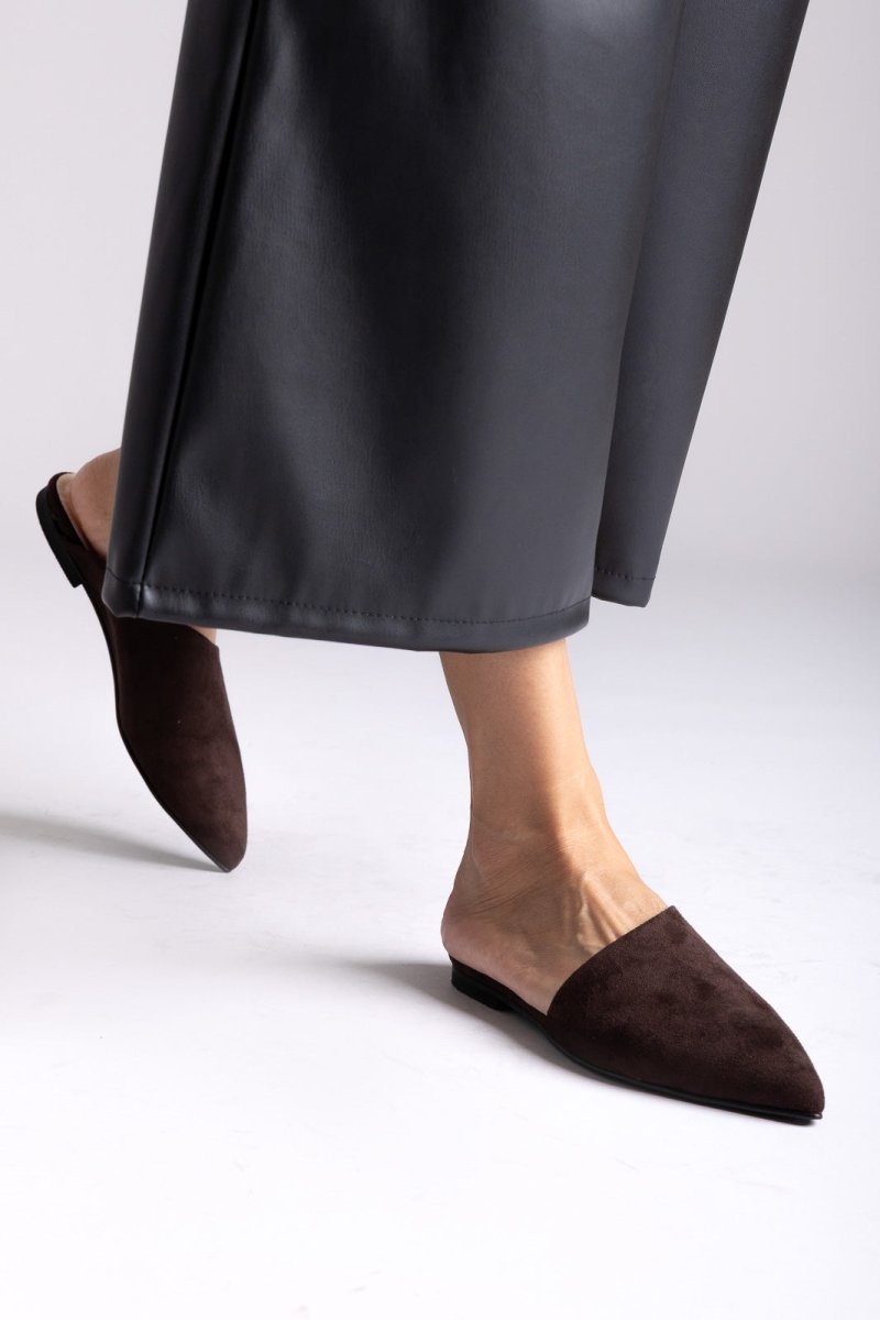 Μυτερά Mules - Καφέ Σουέντ – thefashionproject.gr