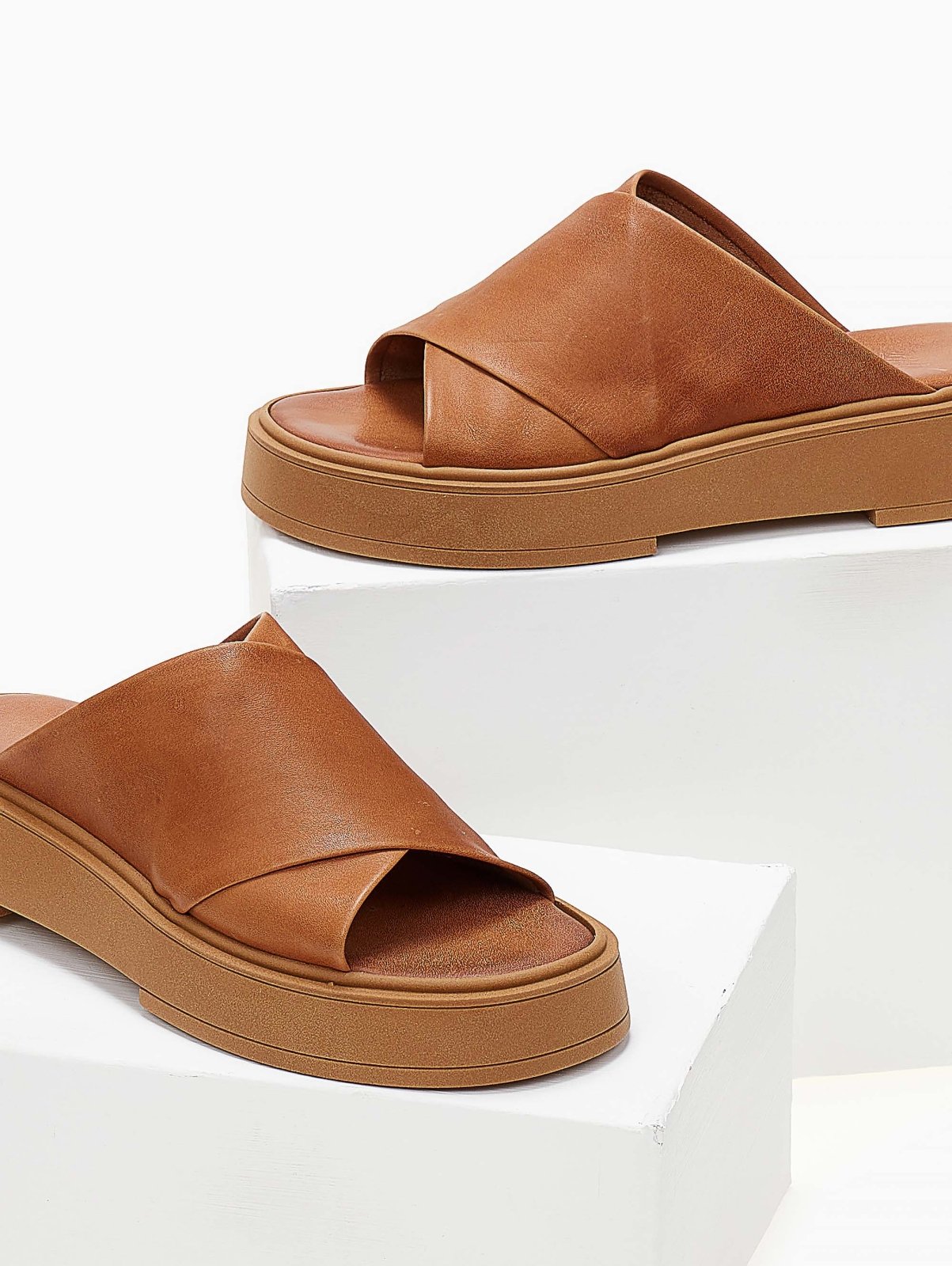 Δερμάτινα σανδάλια flatform χιαστί λουριά - Ταμπά – thefashionproject.gr